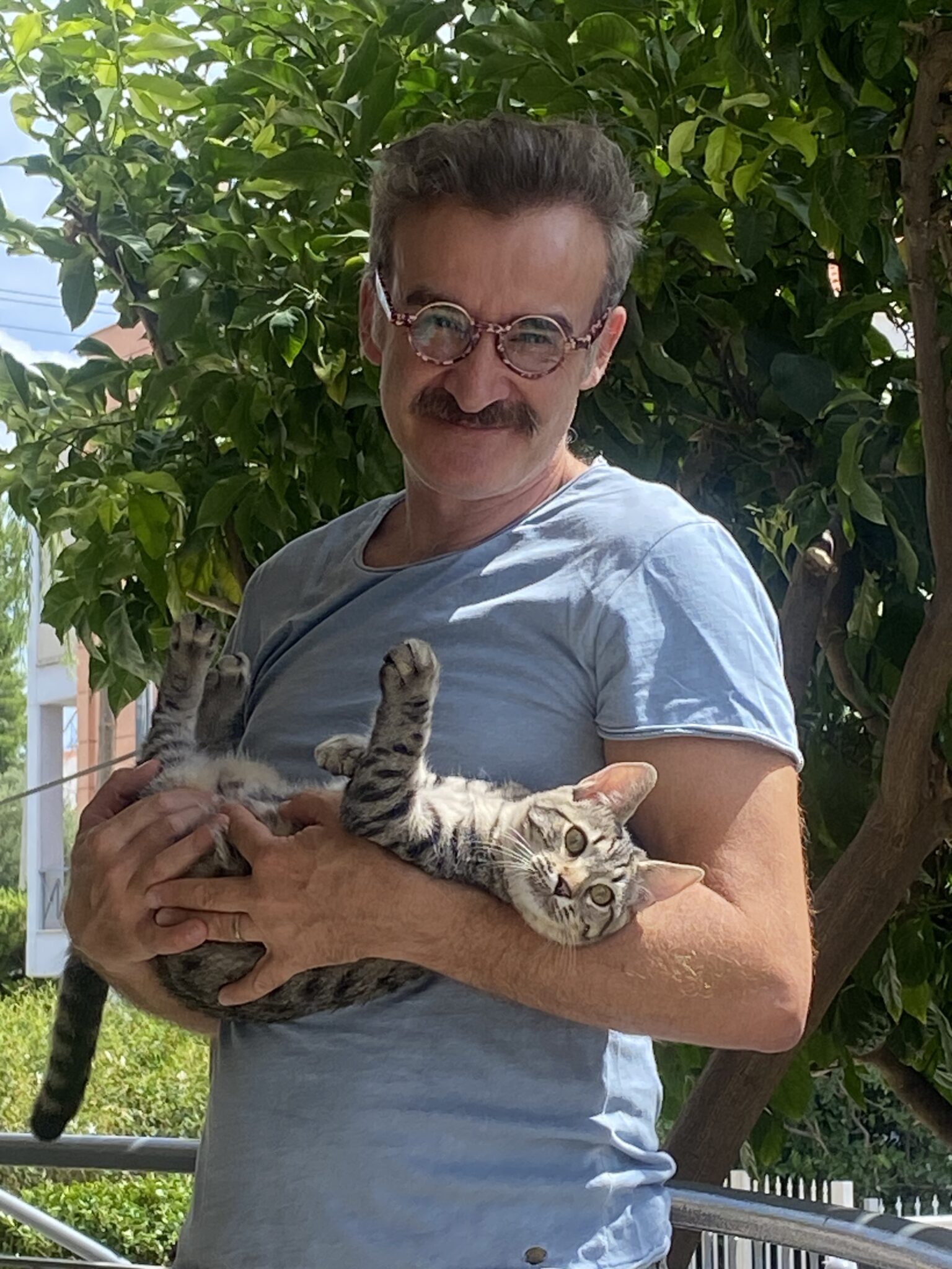 - topetmou Ο Νίκος Ορφανός και η γάτα του, ο Ευτύχης